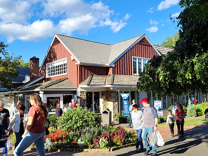 Bargain hunting beautifully reimagined! Peddler's Village elevates the flea market experience with its charming buildings and thoughtful design. 