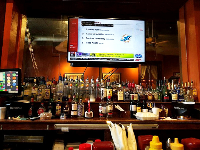 The well-stocked bar serves liquid courage for those tough decisions between catfish and chicken. Sports on TV, spirits on shelves.