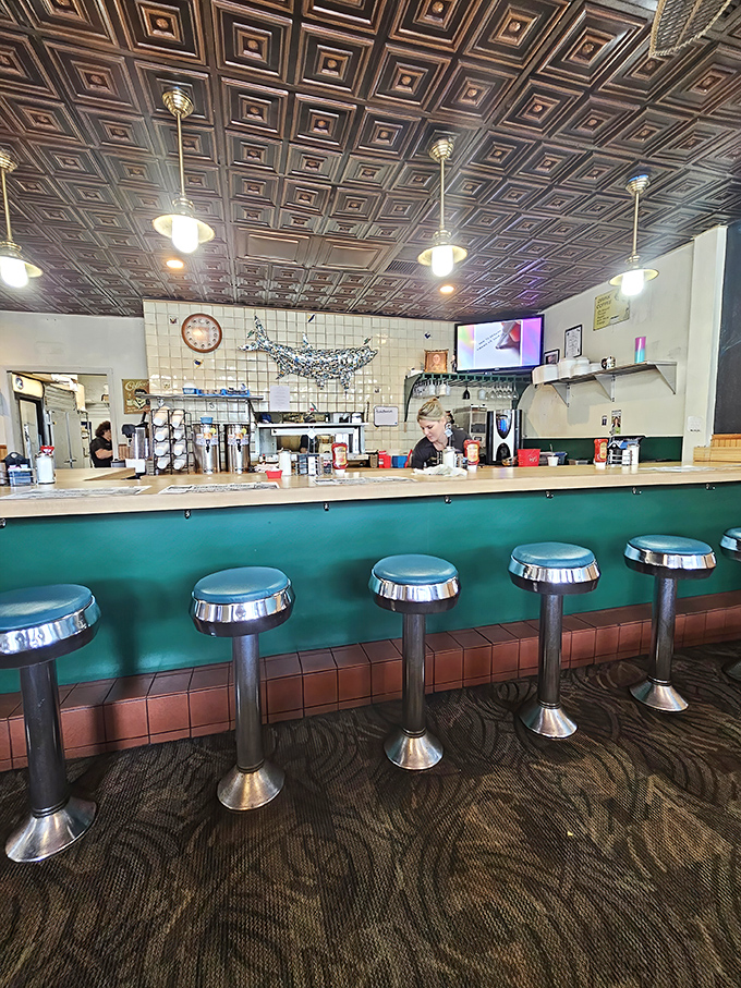 Counter seats: the front-row tickets to breakfast theater. Watch short-order wizardry while perched on these classic diner thrones.