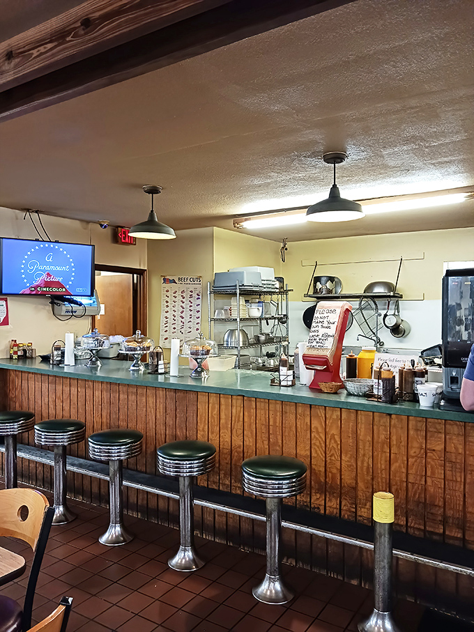Counter seats: front-row tickets to the BBQ show. Sometimes the best entertainment is watching masters at work.