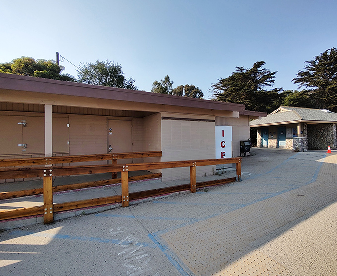 Even the facilities at El Capit&aacute;n got the memo about blending into the coastal aesthetic. Form, function, and a touch of beach chic.