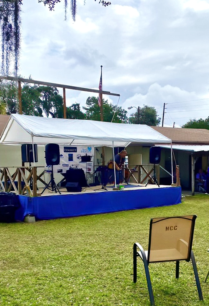 Live music under Spanish moss&mdash;Crystal River's version of a concert hall has no walls but plenty of Southern charm.