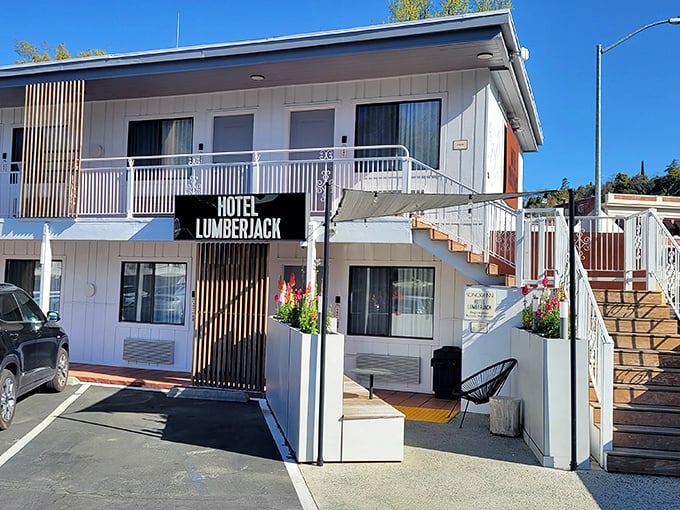 Hotel Lumberjack offers lodging with a side of nostalgia, where modern amenities meet Gold Country aesthetics without the splinters.