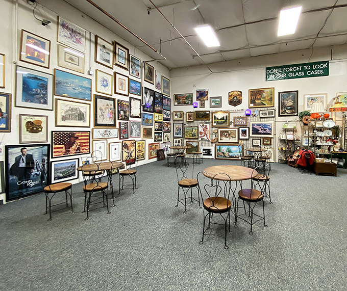 The art gallery caf&eacute;&mdash;where you rest your feet while feasting your eyes. A moment of calm in the treasure-hunting marathon.