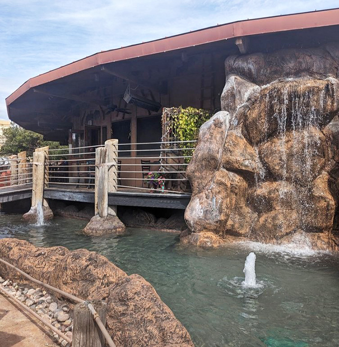 A waterfall feature that makes you wonder if you're still in Scottsdale or have somehow teleported to a resort in Canc&uacute;n. Dining with a splash.