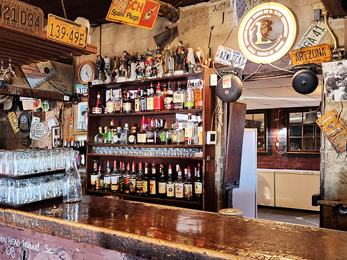 A bar that doesn't need neon signs or mixologists with waxed mustaches &ndash; just cold drinks served under the watchful gaze of vintage license plates.