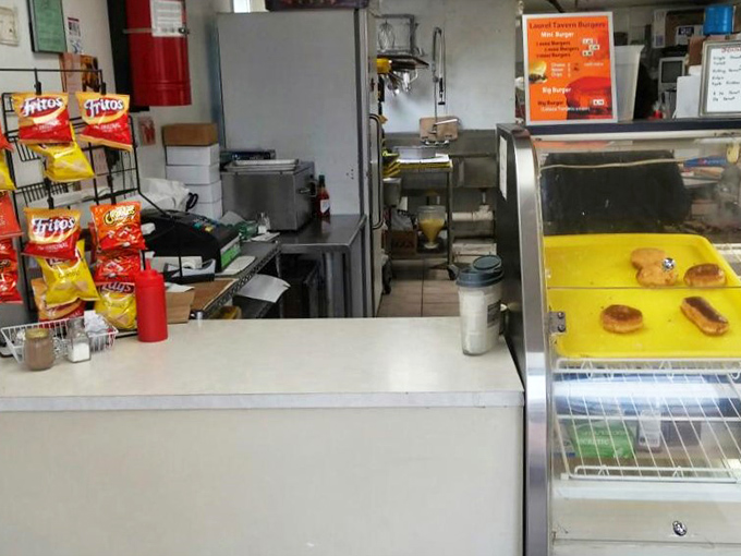 Chips stand at attention beside the counter where simple food is served without ceremony but with decades of know-how behind every bite.