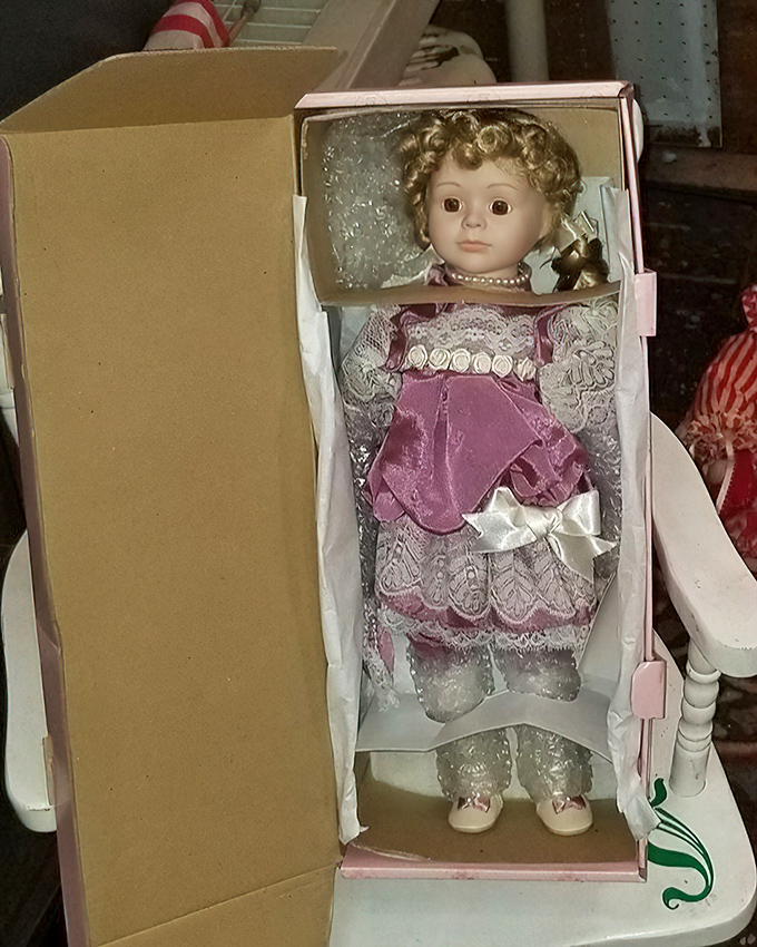 This porcelain princess hasn't aged a day since the Reagan administration. Still in her original box, she's ready for a new admirer.