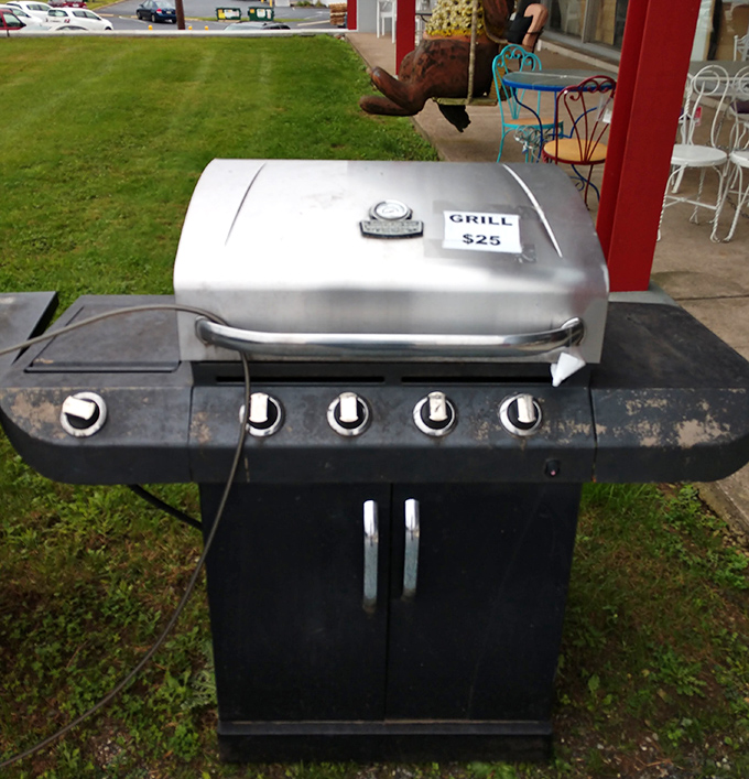 Summer cookout potential at a fraction of retail price. This grill has seen some burgers in its day.