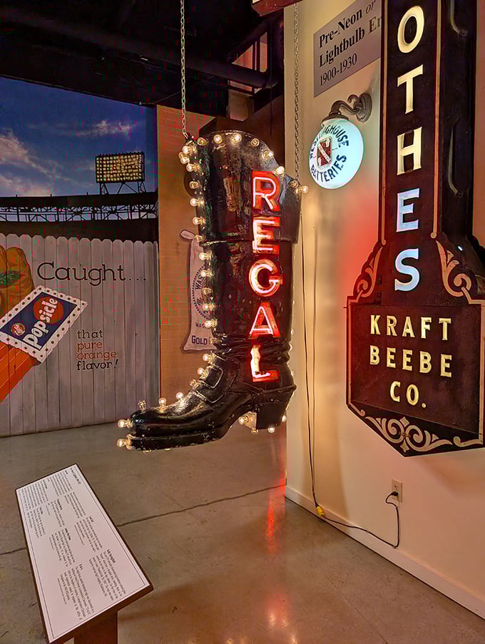 This illuminated boot kicked its way into advertising history. The Regal sign demonstrates how businesses used recognizable shapes to catch the eye of passing customers.