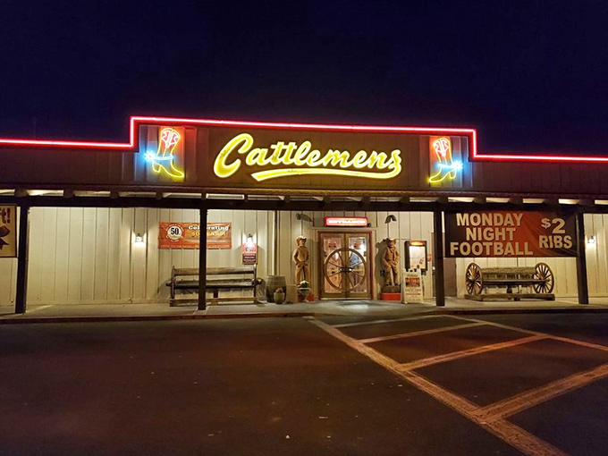 When the sun goes down, Cattlemen's lights up the night. The glowing sign is like a beacon calling all steak lovers home.Add to Conversation
