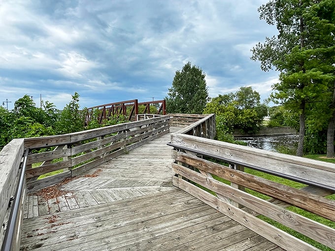 The riverwalk offers that rare combination—exercise with a view worth the effort. Nature and infrastructure in perfect harmony.