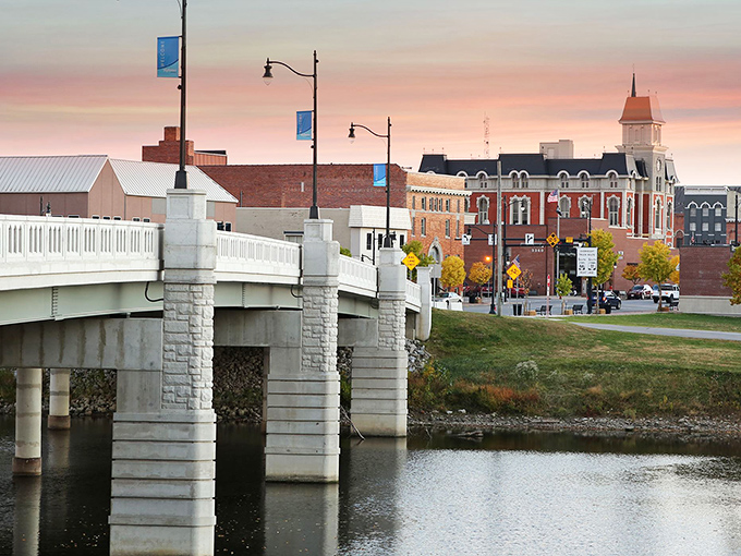 The Clinton Street Bridge connects more than just riverbanks&mdash;it links Defiance's historic downtown with its residential neighborhoods in picture-perfect harmony.