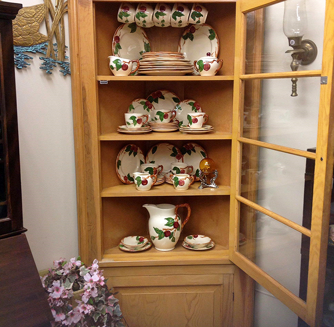 Cherry-adorned dishes stack with vintage charm. This complete Franciscan Ware set promises to make even takeout pizza feel like a special occasion. 