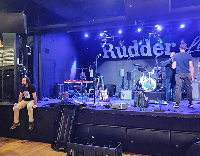 The stage is set for the perfect pairing: fresh seafood and live music&mdash;because calories don't count when you're tapping your feet.