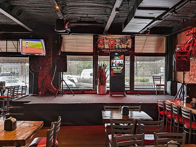 The stage awaits its next performer, while diners anticipate the dual show of live entertainment and impressive plate presentations.