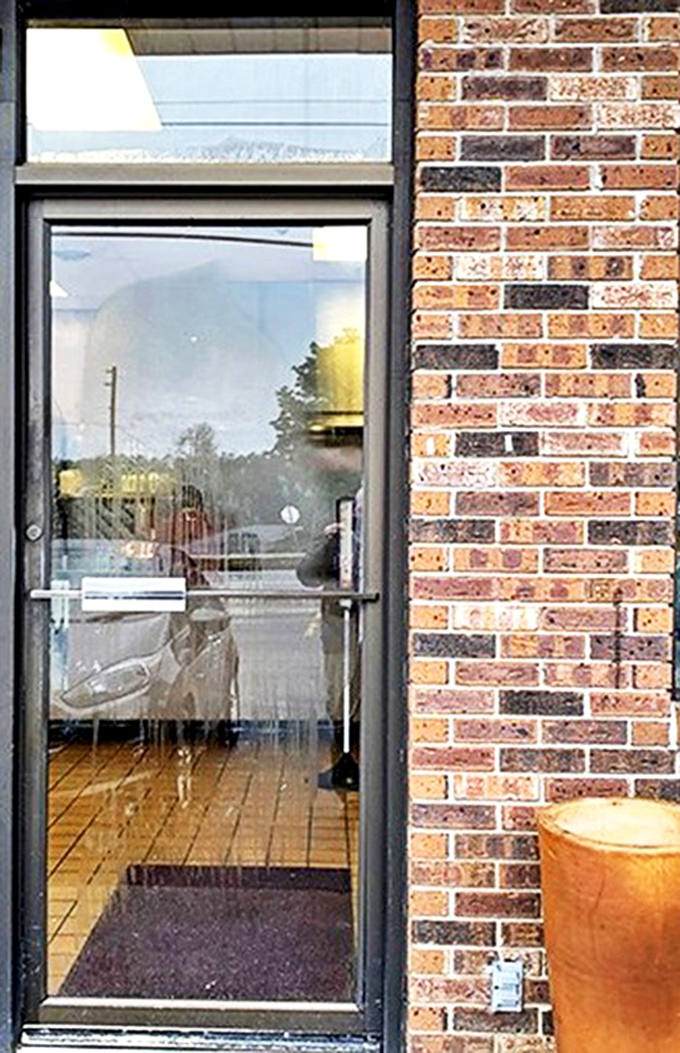 The entrance promises no frills, just honest food. Like walking through a portal to a time when restaurants didn't need neon lights or trendy cocktails.