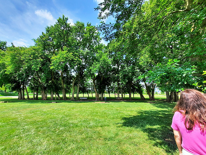 The lush greenery surrounding the Field of Corn provides a natural frame for this unusual installation. Art and nature in curious harmony. 