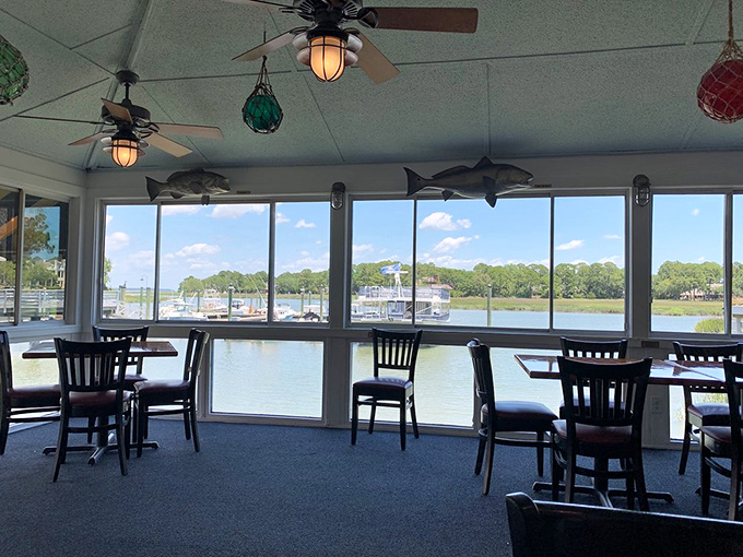 Windows that frame the water view like living paintings. Your table comes with a side of spectacular scenery, no extra charge.