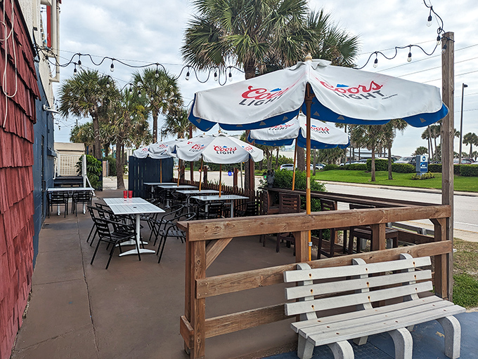 Florida sunshine meets New England flavor on this outdoor patio. Palm trees and seafood&mdash;a combination that makes you wonder why you'd live anywhere else.