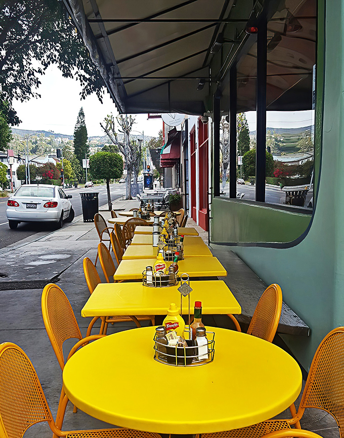 Sidewalk seating lets you people-watch Los Feliz life while tackling a stack of pancakes.