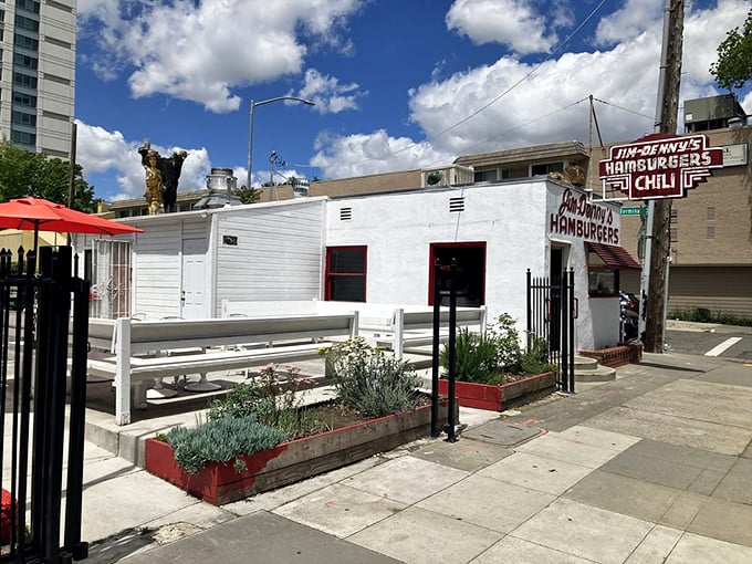 California sunshine and diner classics—a match made in heaven with outdoor seating that lets you enjoy both simultaneously.