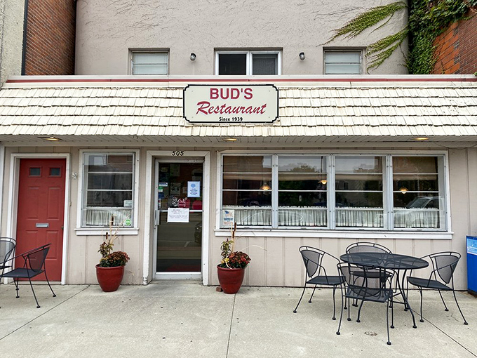 Even the outdoor seating whispers "stay awhile" – perfect for savoring pie in Ohio's fresh air.