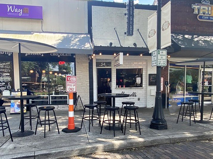 Sidewalk dining in downtown Winter Garden offers prime people-watching with your meal &ndash; Florida sunshine included at no extra charge.