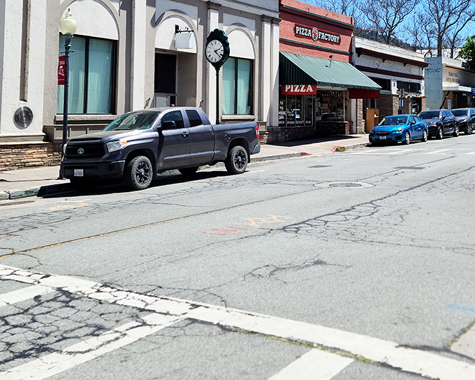 Even Pizza Factory gets the small-town treatment in Dunsmuir, where the street clock keeps perfect time for your dinner reservations.