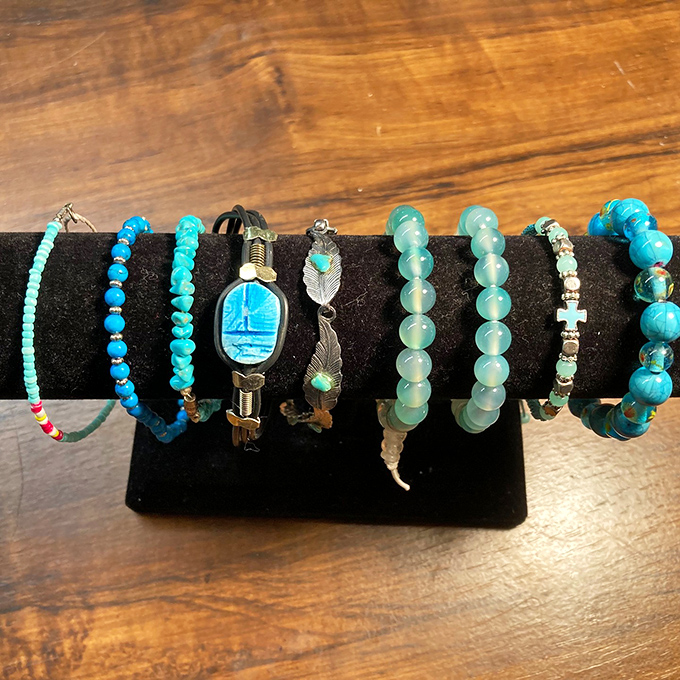 Turquoise treasures lined up like Mediterranean souvenirs – jewelry that brings vacation vibes to everyday outfits.