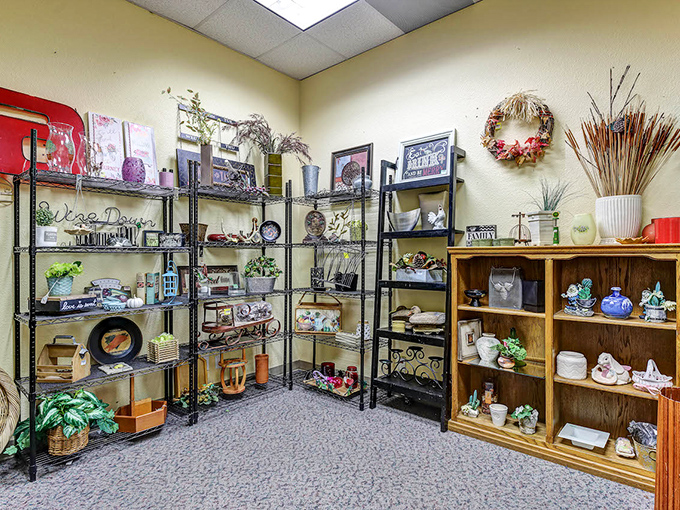 Home d&eacute;cor corner where "Wise Down" signs and knickknacks await their second chance to make a first impression in your home.