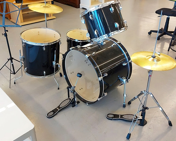 A drum set that's ready to annoy new neighbors or fulfill someone's garage band dreams.
