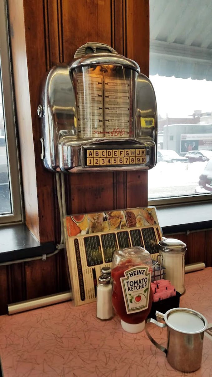 That tabletop jukebox selector and classic Heinz ketchup bottle&mdash;small details that say "authentic" louder than any Instagram filter ever could.