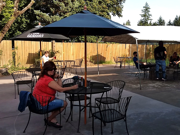 Fresh air dining that proves great chicken tastes even better under Oregon's open skies.