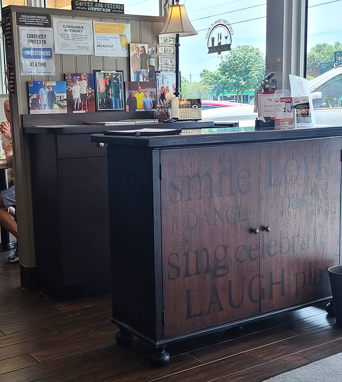 The host stand welcomes you with "Smile, Dance, Sing, Laugh" &ndash; four things that happen naturally after their perfect breakfast.