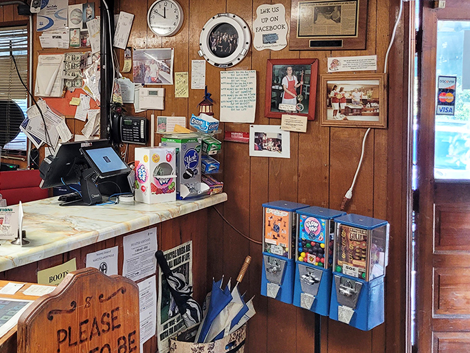 The register where countless satisfied customers have gladly paid for their slice of seafood heaven.