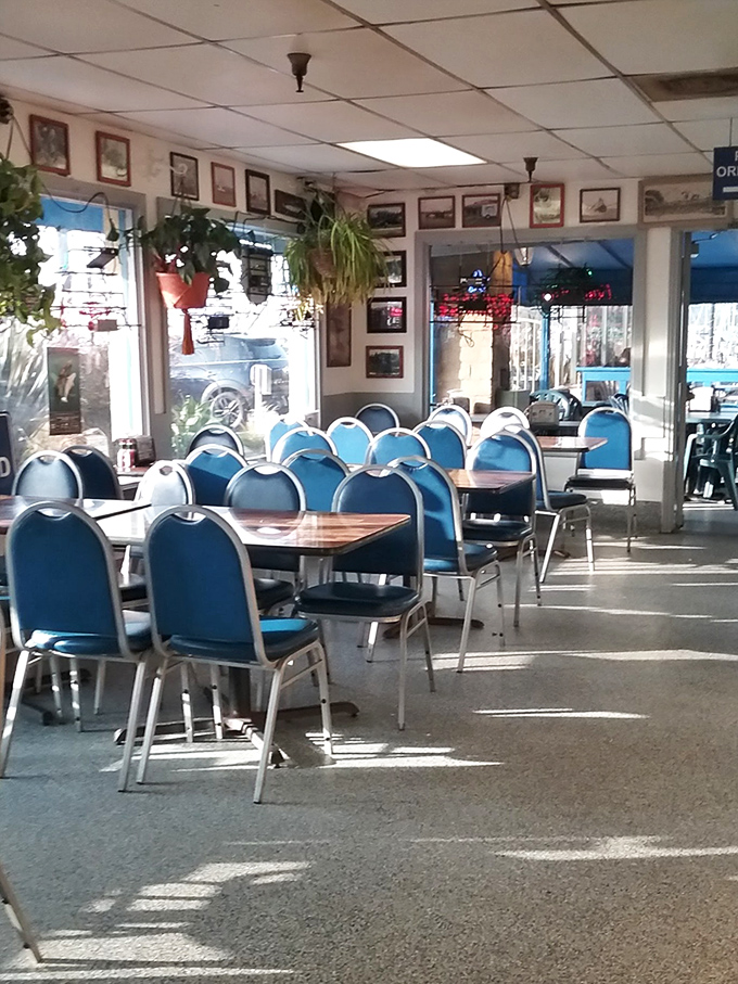 No-frills seating where comfort takes a backseat to the main event: incredible seafood.