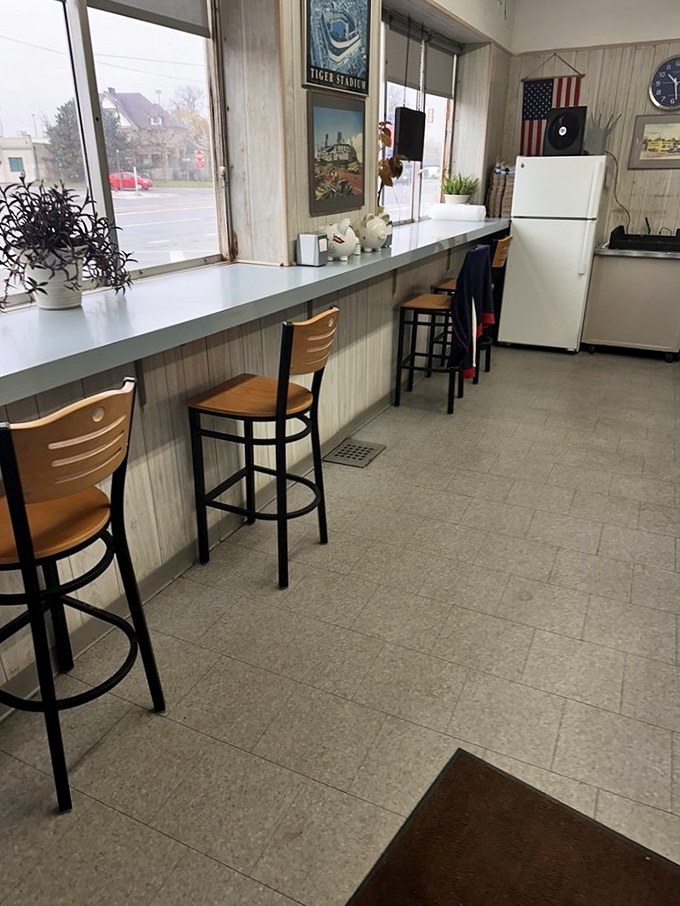 Window seats that offer both people-watching and a front-row view of Michigan Avenue's daily parade of life.