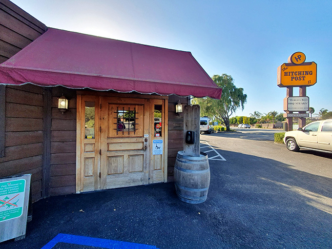 This humble roadside spot speaks softly but carries a big steak—letting the red oak flames do most of the talking.