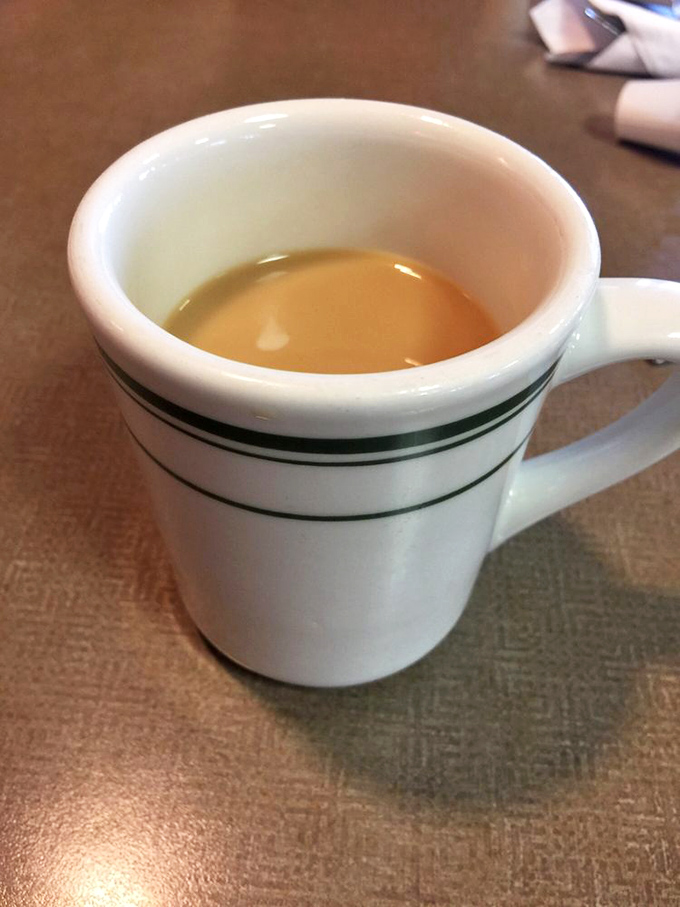 Hot, strong coffee served in classic diner style – the perfect companion for lingering morning conversations.