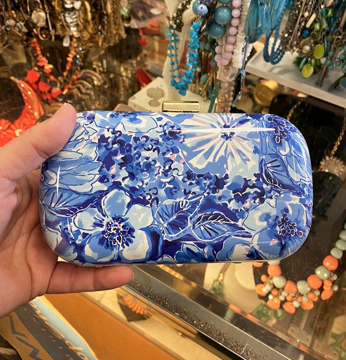 A floral clutch that whispers "garden party" while holding your secrets. Vintage accessories with modern charm never go out of style.