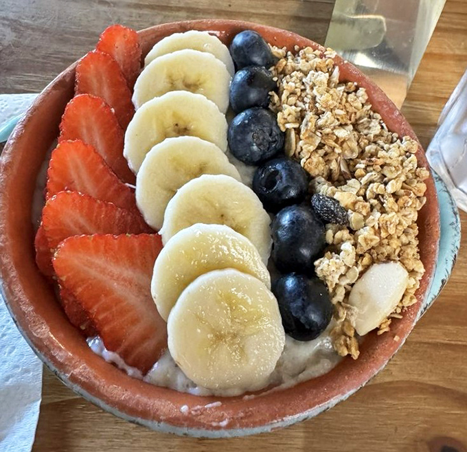 A breakfast bowl that nutrition experts and Instagram influencers can finally agree on. Arranged with the precision of a tiny edible flag.
