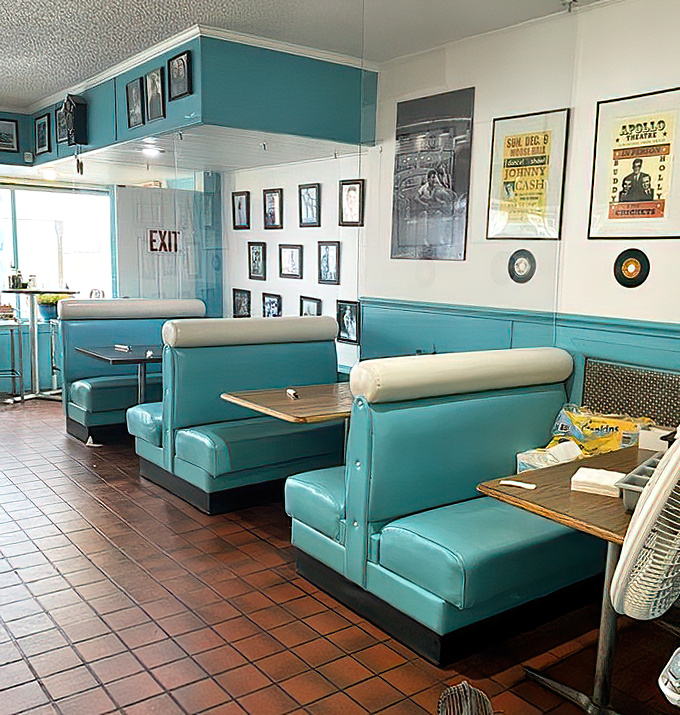 Those turquoise booths have cradled countless Ohioans through first dates, family celebrations, and morning-after recovery breakfasts since the Eisenhower administration.
