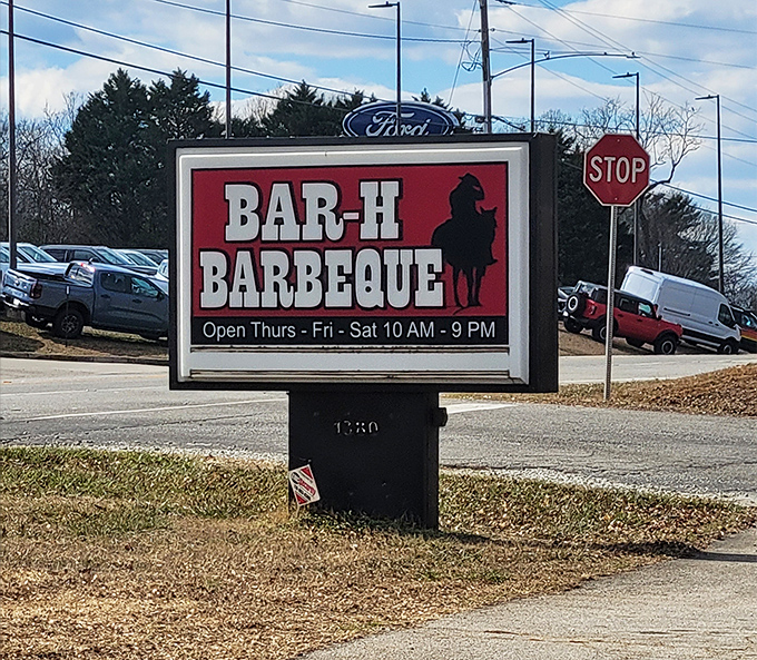 This roadside sign has guided hungry travelers like a barbecue lighthouse, beckoning them toward smoky salvation since long before GPS existed.