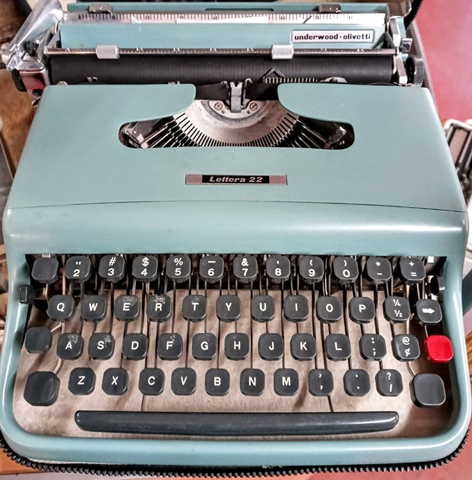 An Underwood-Olivetti typewriter in perfect mint condition – the mechanical ancestor of your MacBook with 100% more satisfying clickety-clack.