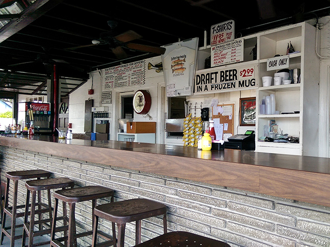 The counter seating area announces "CASH ONLY" and "$2.99 DRAFT BEER IN A FROZEN MUG" &ndash; two phrases that warm the heart of any value-seeking diner.