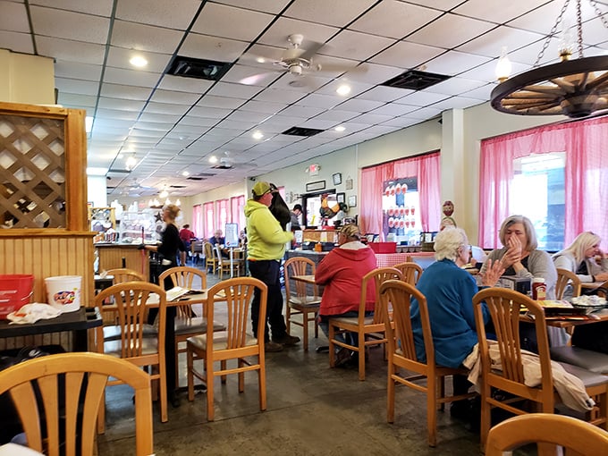 The steady stream of satisfied customers creates the kind of bustling energy that defines a truly beloved neighborhood diner.