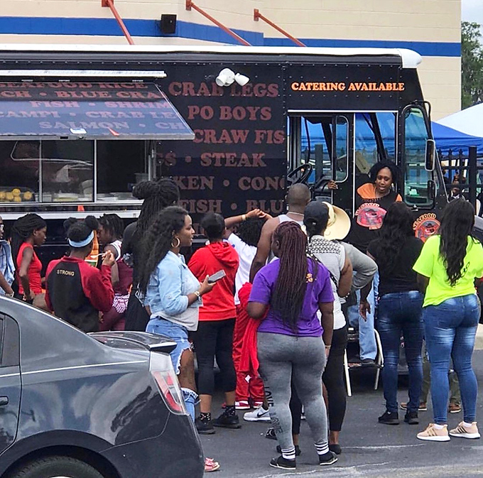 The line forms early when word gets out. Some people wait for concert tickets; the wise wait for Seafood Bandits' ocean-to-order delights.