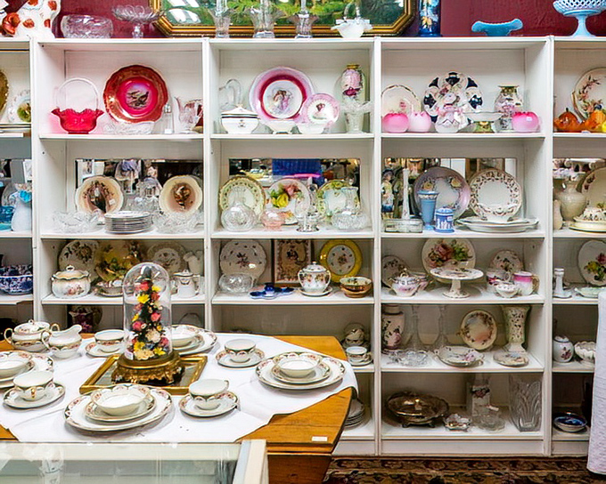 China displays that resurrect the art of the formal dinner party—when matching sets and proper placement were social currency.