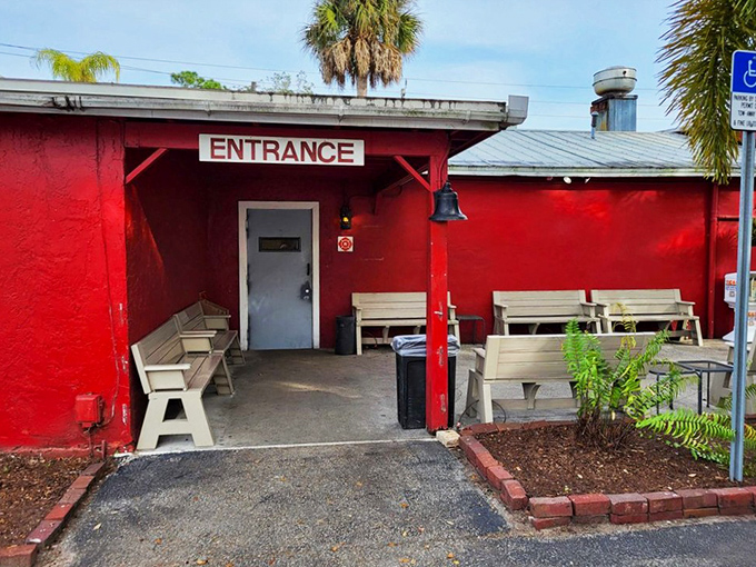 The entrance says it all &ndash; unpretentious, welcoming, and flanked by benches where the "worth-the-wait" club gathers on busy mornings.